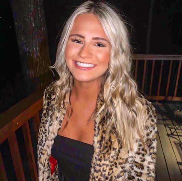 Maddie's Closet (@maddiemills) | Poshmark